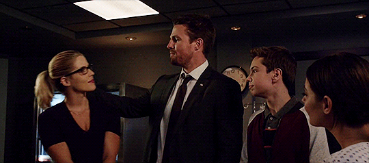 HUMOUR - OLICITY IS THE WAY 6x07 - Dammi una manetta che ti faccio ... HUMOUR - OLICITY IS THE WAY 6x07 - Dammi una manetta che ti faccio ...