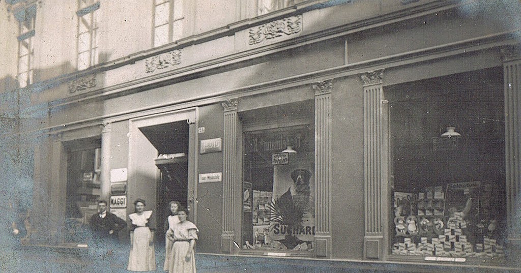 The history of shopping in the 1900s ~ vintage everyday