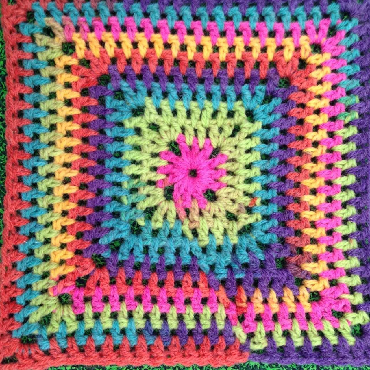 Susan Pinner: PATTERN: RAINBOW ALTERNATIVE SOLID GRANNY SQUARE