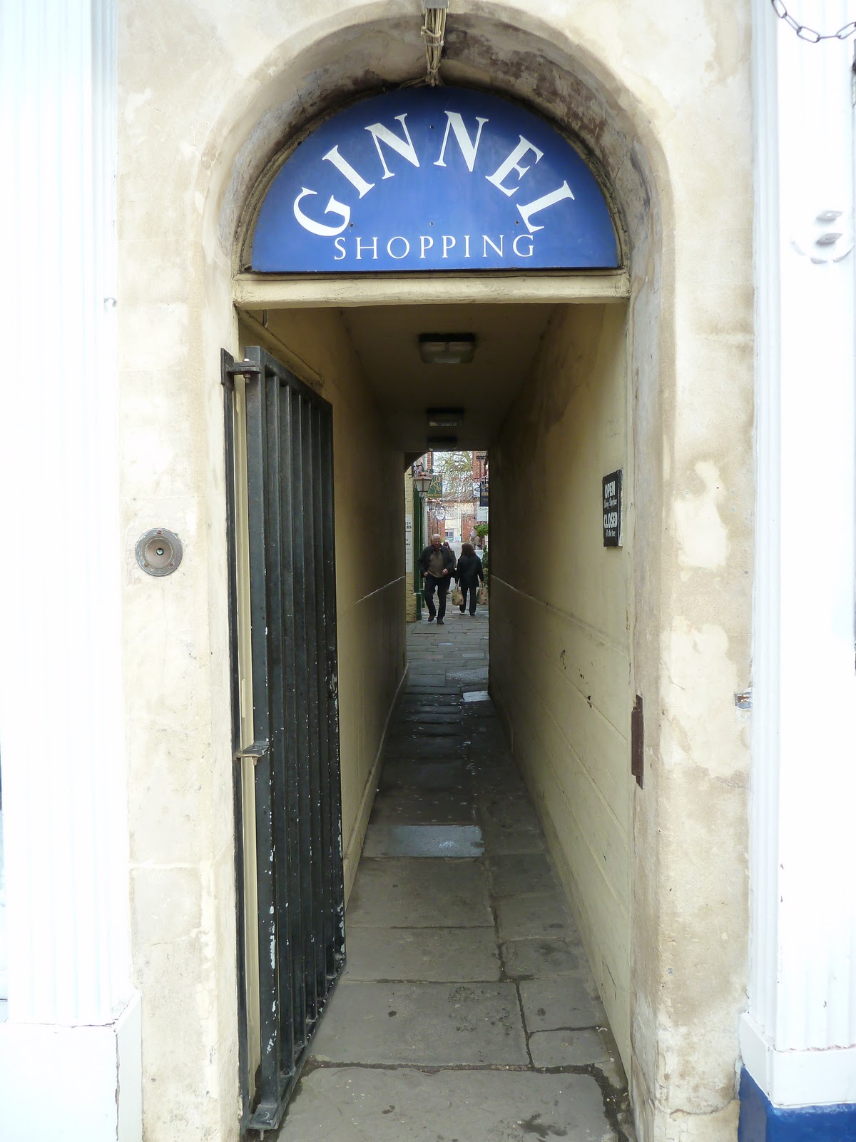 Devizes Days in Words and Pictures 2015: "The Ginnel" twixt the Market ...