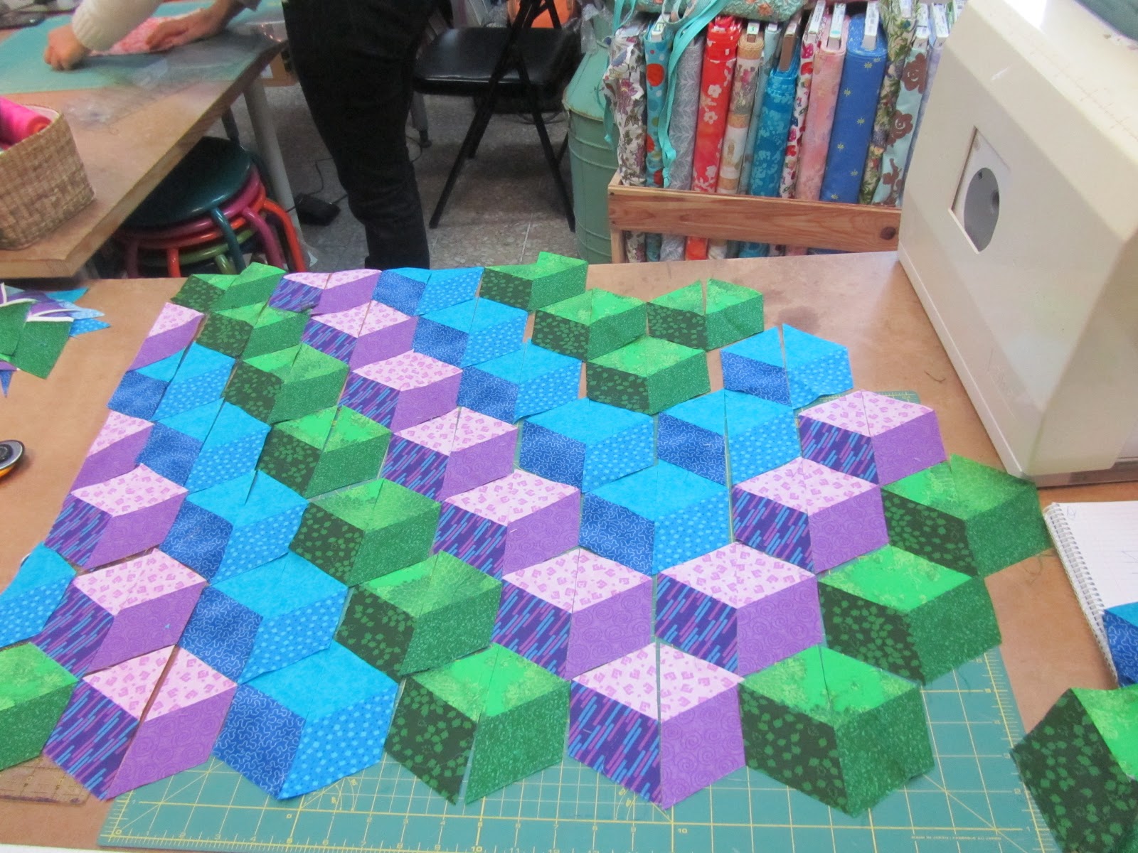 Arco-Iris a Metro ****** Patchwork & Quilting em Portugal: Cubos e mais cubos...