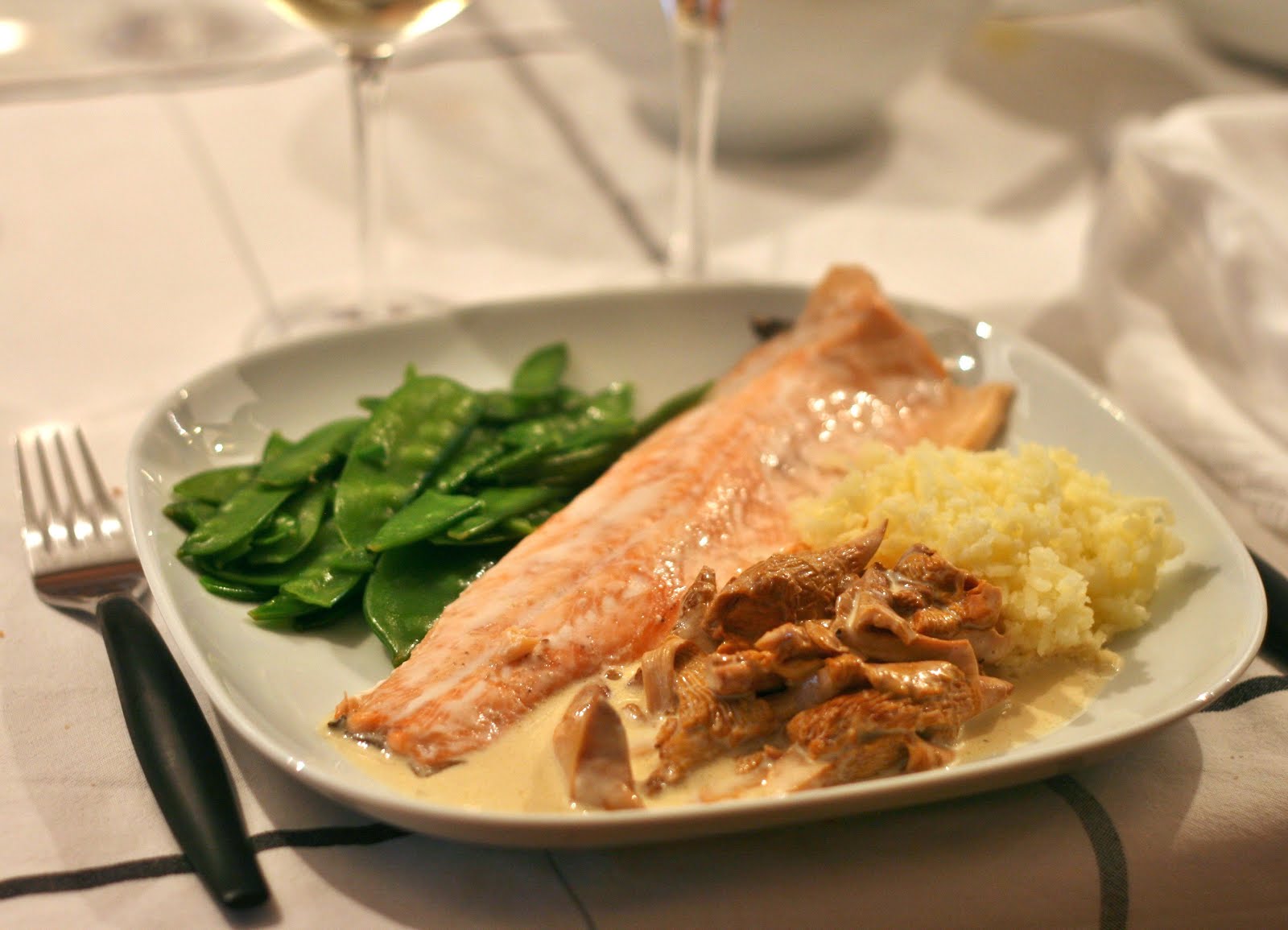 SMASKENS.NU: Rödingfilé med kantareller i gräddig vitvinssky