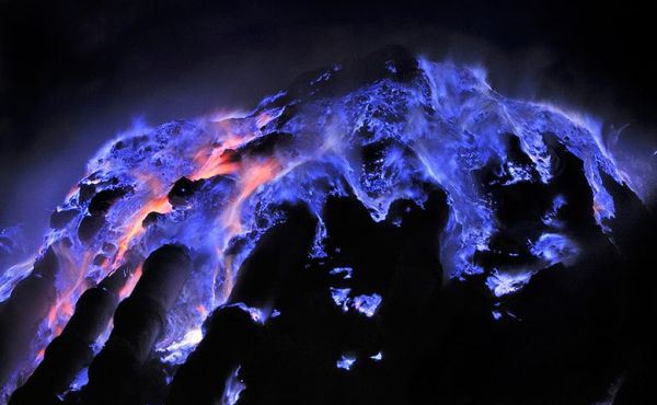 Fenomena Alam Api Biru "Blue Fire" di Kawah Ijen