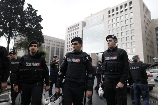 ΝΕΚΡΟΙ ΜΕ ΜΙΑ ΣΦΑΙΡΑ ΣΤΟ ΚΕΦΑΛΙ ΔΥΟ ΤΟΥΡΚΟΙ ΑΣΤΥΝΟΜΙΚΟΙ, ΔΥΟ ΜΕΡΕΣ ΜΕΤΑ ...