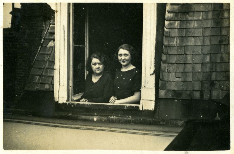 35 Interesting Vintage Snapshots That Capture People at the Windows ...