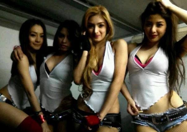 Yuk Intip Penonton Konser Dangdut Lagi Nyawer Saat Biduan Dangdut Goyang Hot Bikin Ngiler - Dut Tube