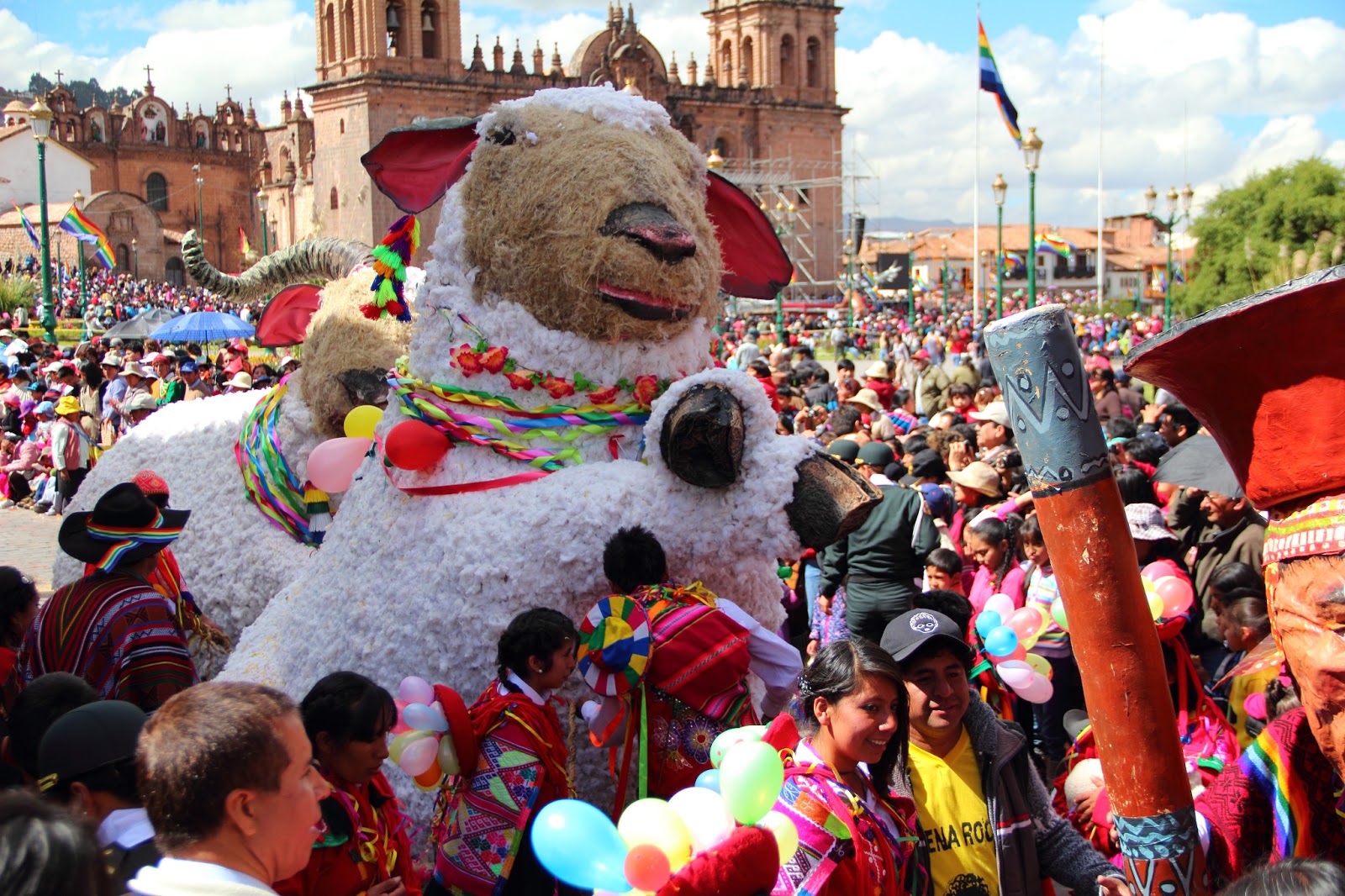 CUSCO EN IMAGENES: DESFILE DE ALEGORÍAS ESABAC - 2013