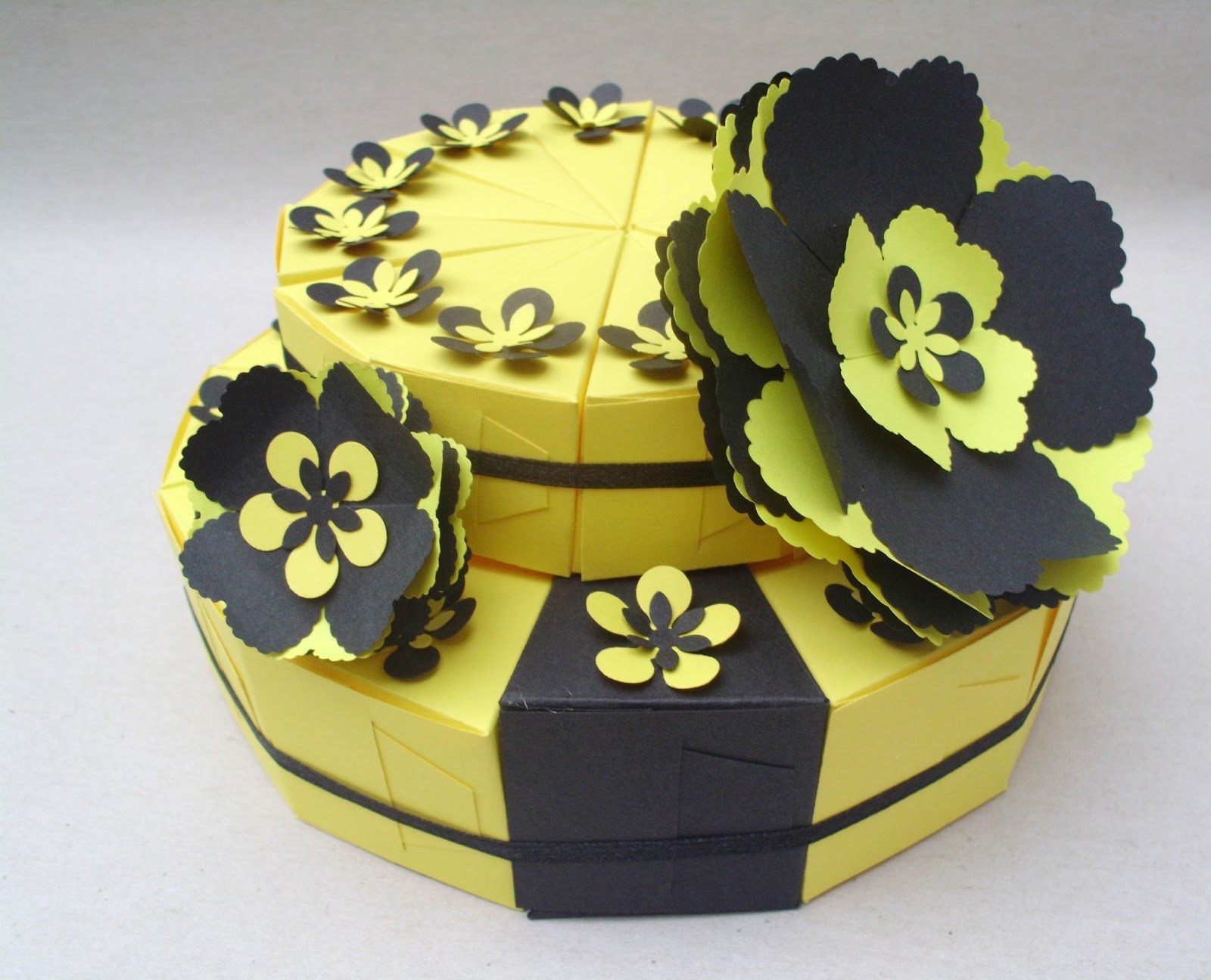 Handmade Paper-Heaven: Bee themed cake favor boxes / Tort cutii albinuta