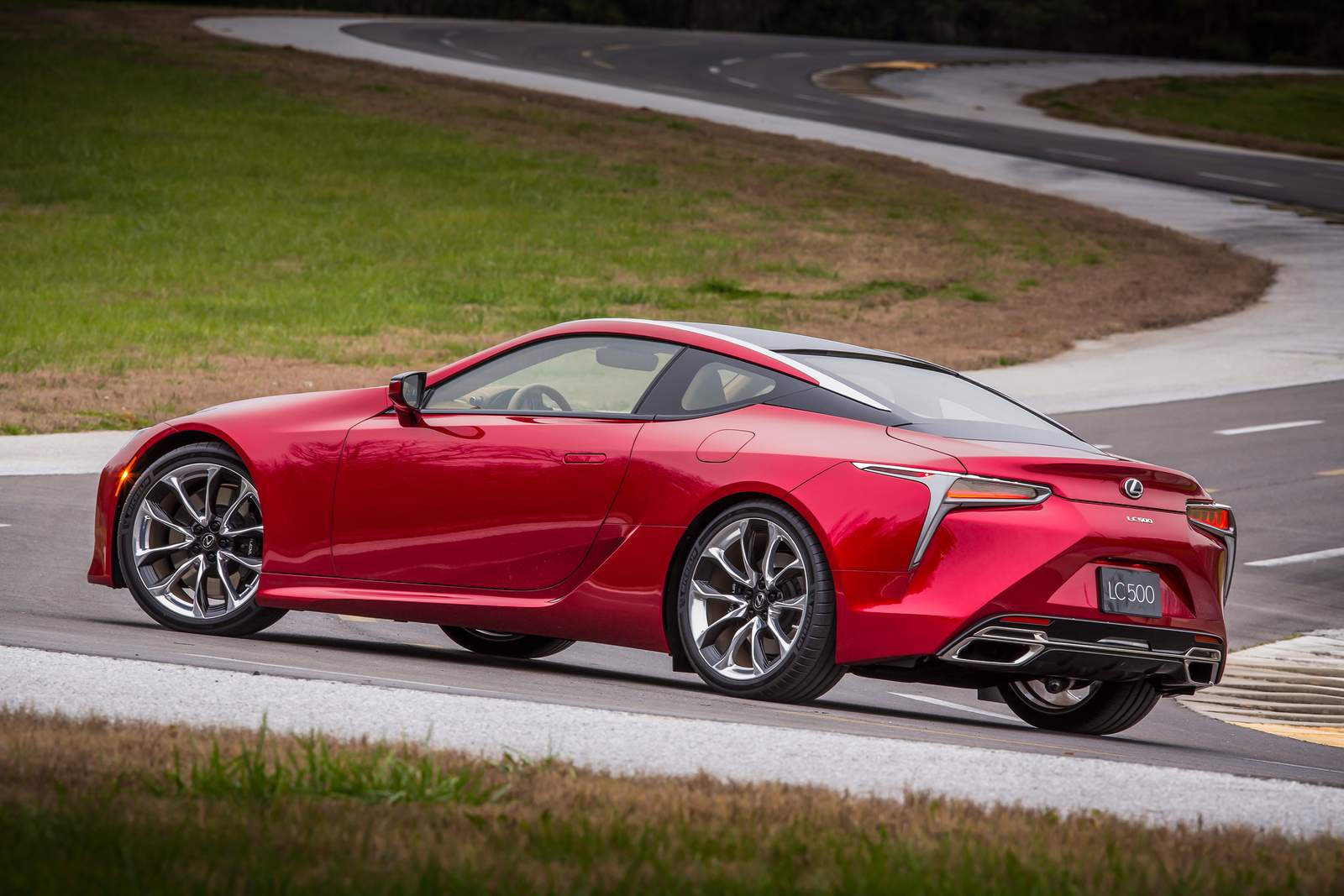 Toyota lança novo cupê de luxo Lexus LC híbrido no Japão