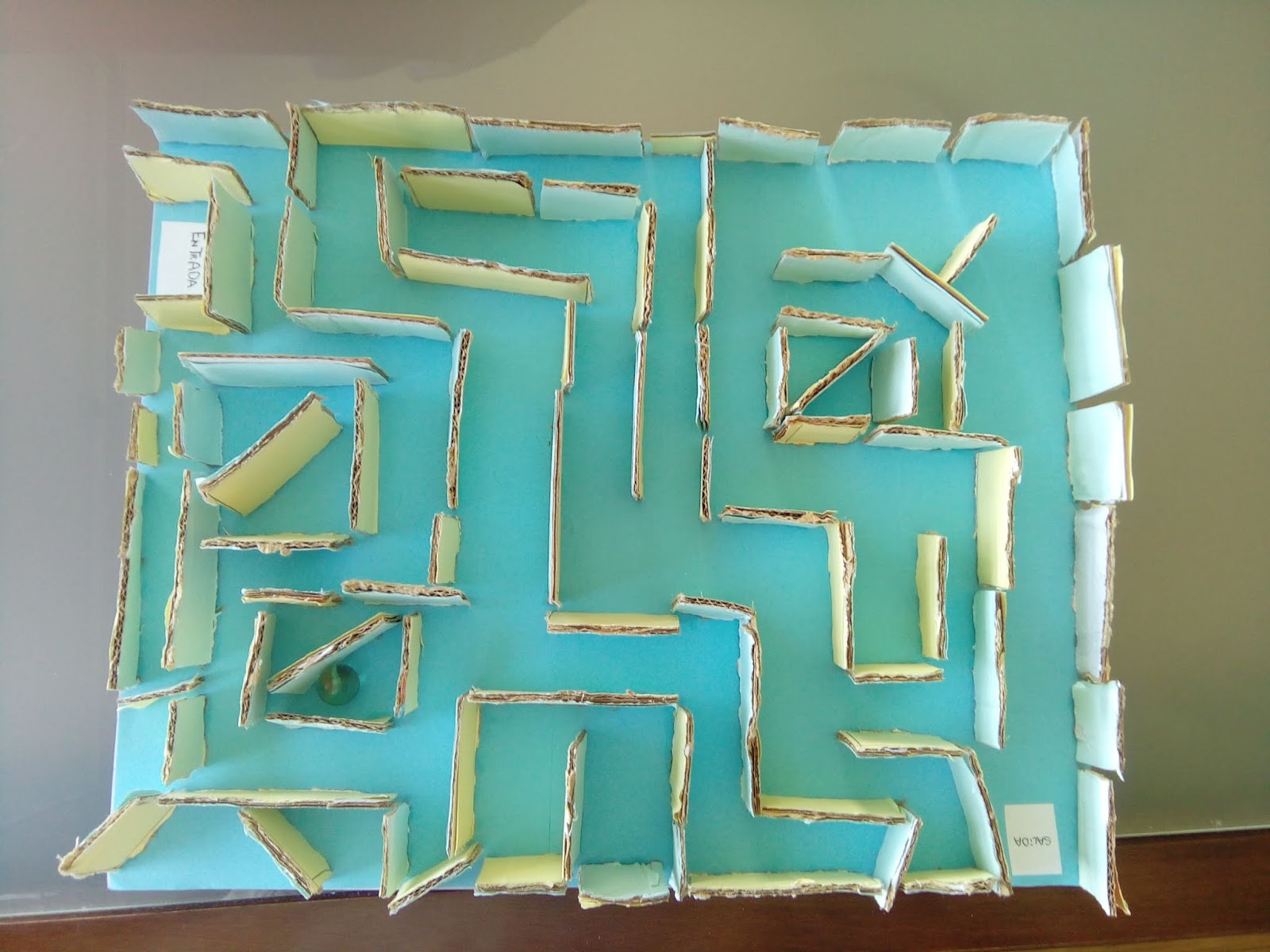 DIVERSIÓN CON MANUALIDADES: Mi laberinto de cartón