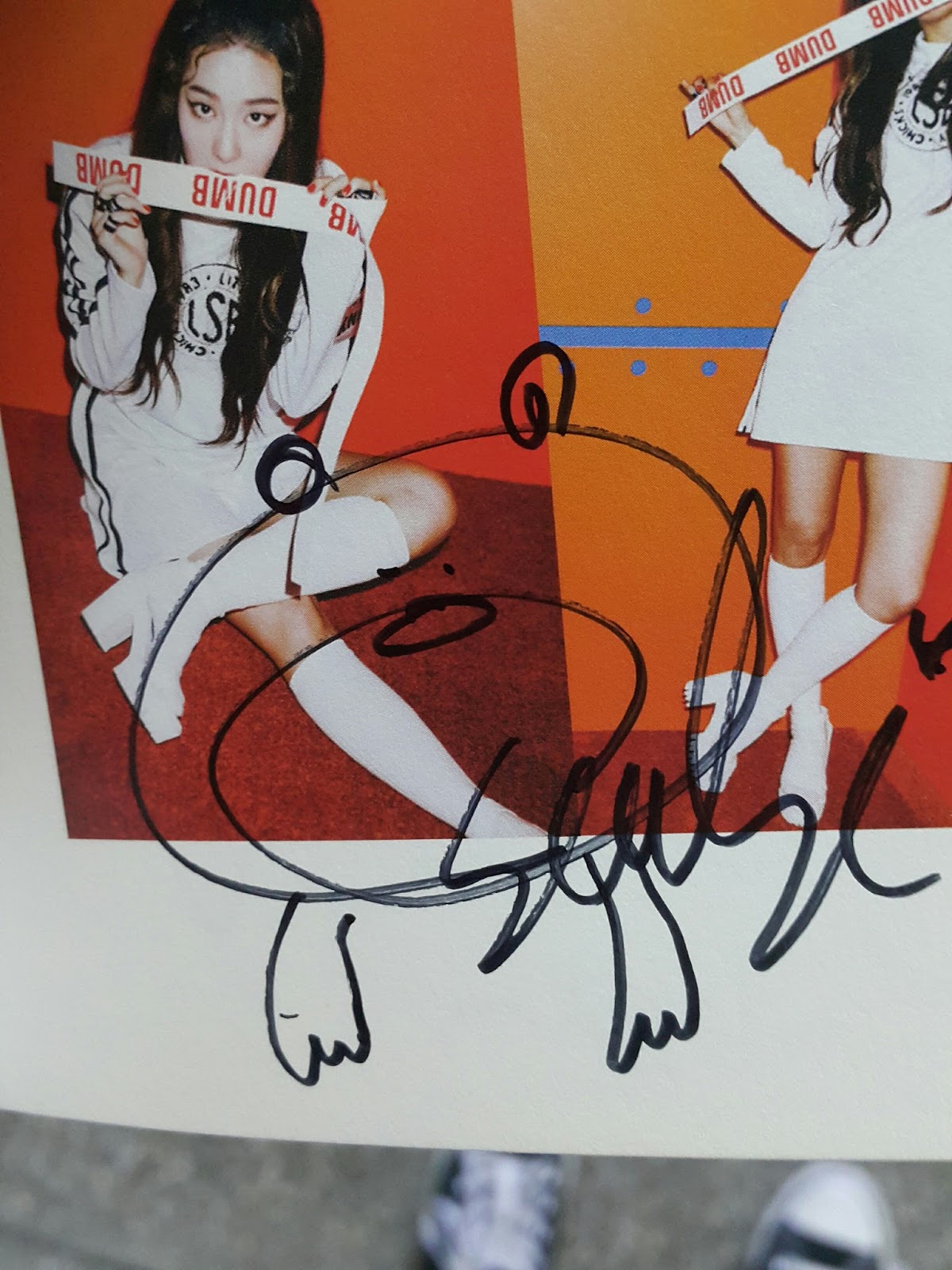 Red Velvet Seulgi Satisfies All the Fans' Demands when She Signs Autographs