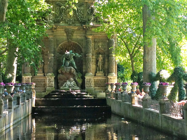 Focus On Paris: Medici Fountain