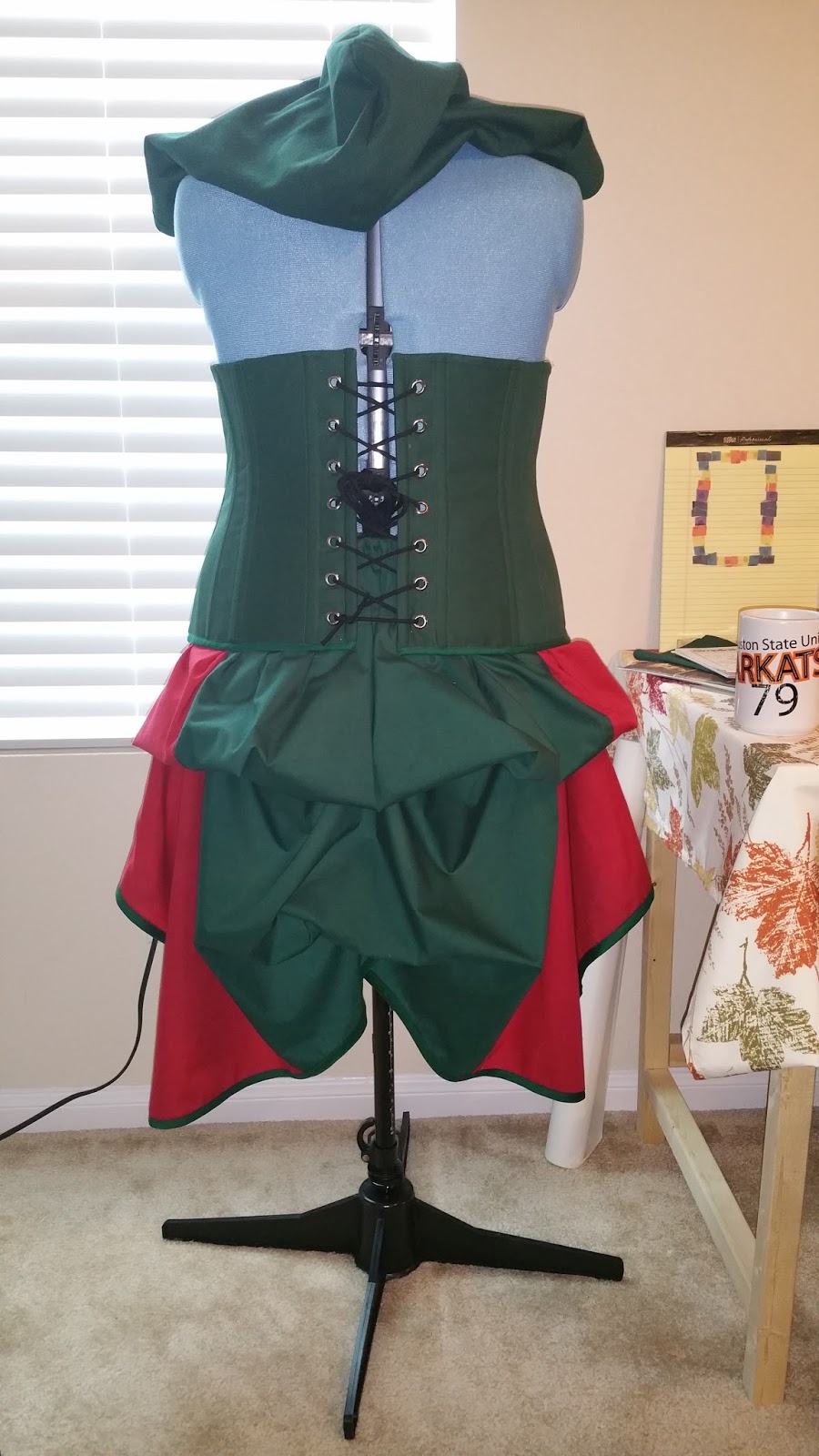 Danielle Sews: Simplicity 1091 Part 3 - Poison Ivy Bustle