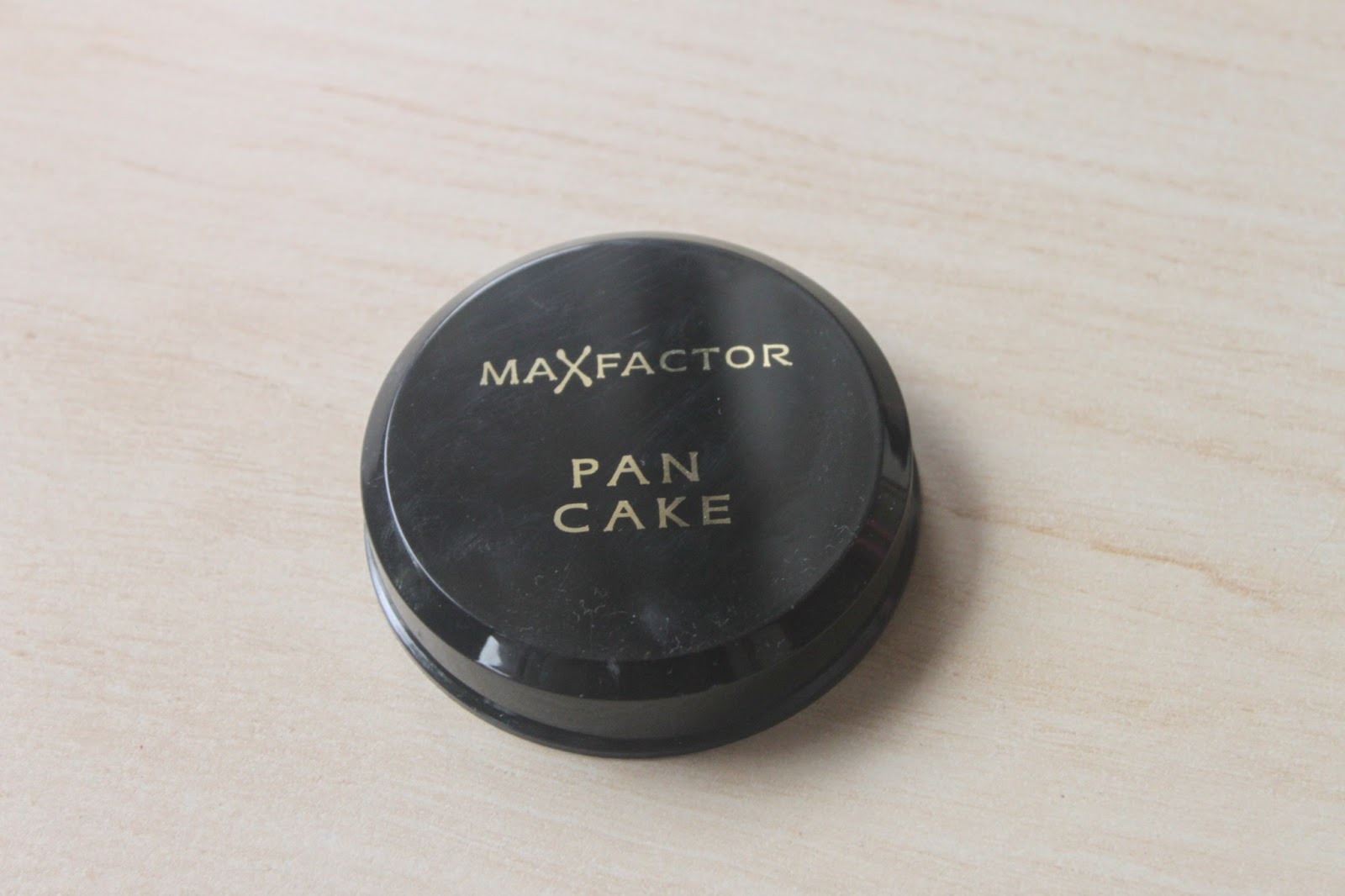La Dolce Vita: Max Factor Pan Cake Foundation Review