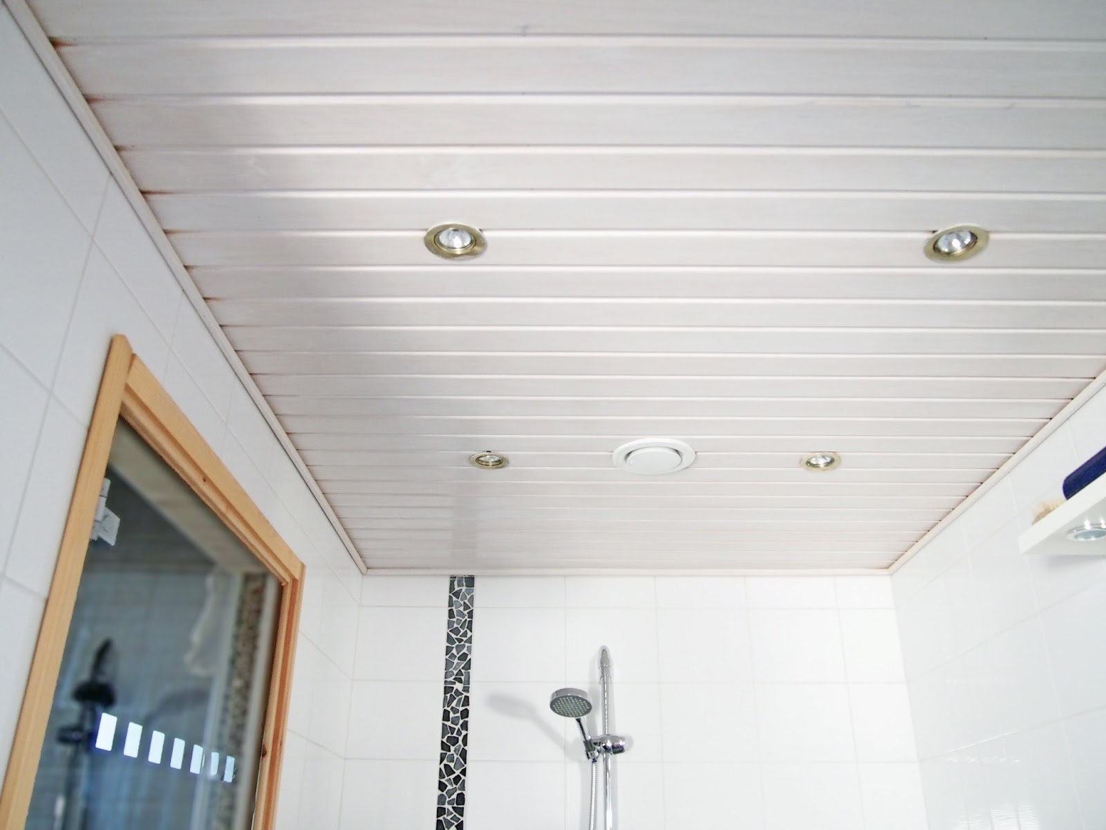 Kattopaneeli kylpyhuoneeseen