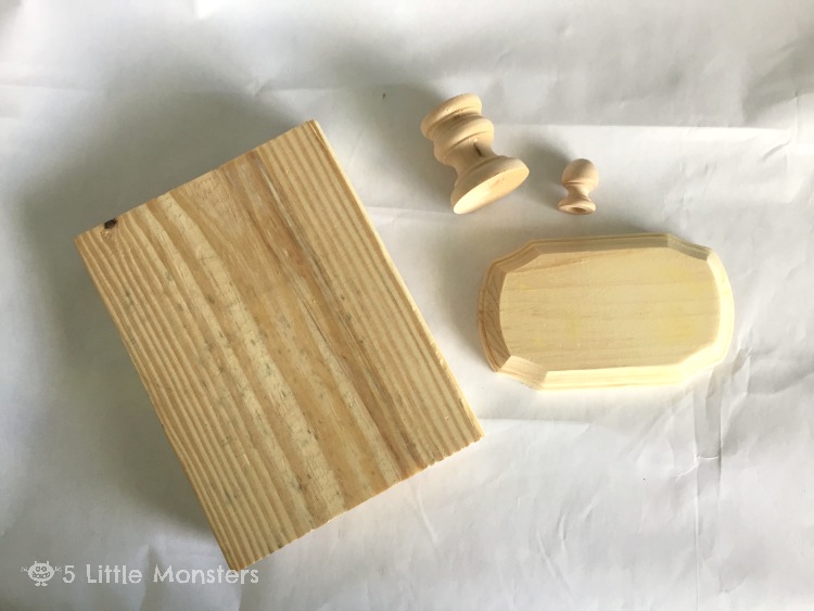 5 Little Monsters: DIY Wooden Photo Stand