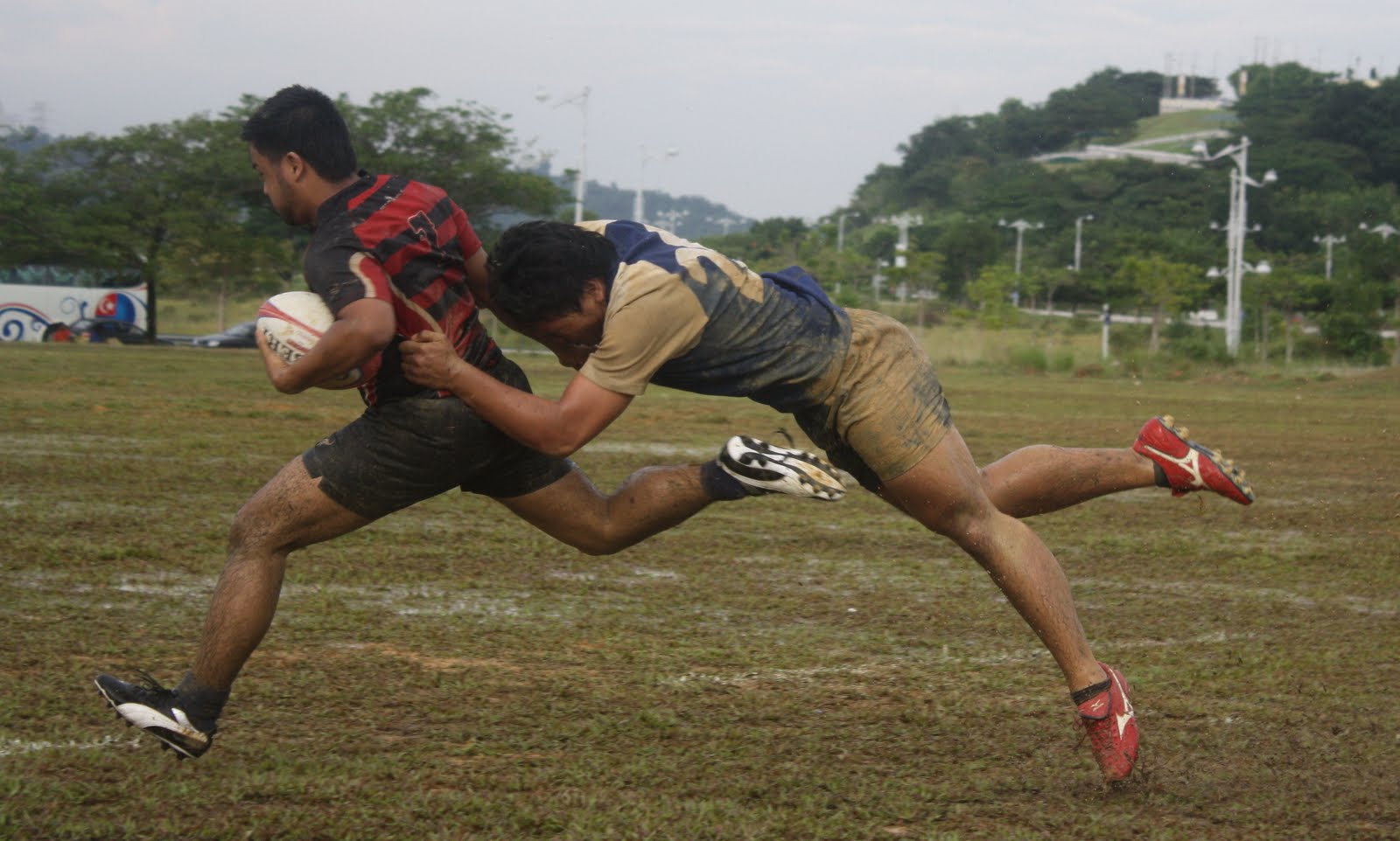 JALAN REBUNG : A GOOD RUGBY TACKLE