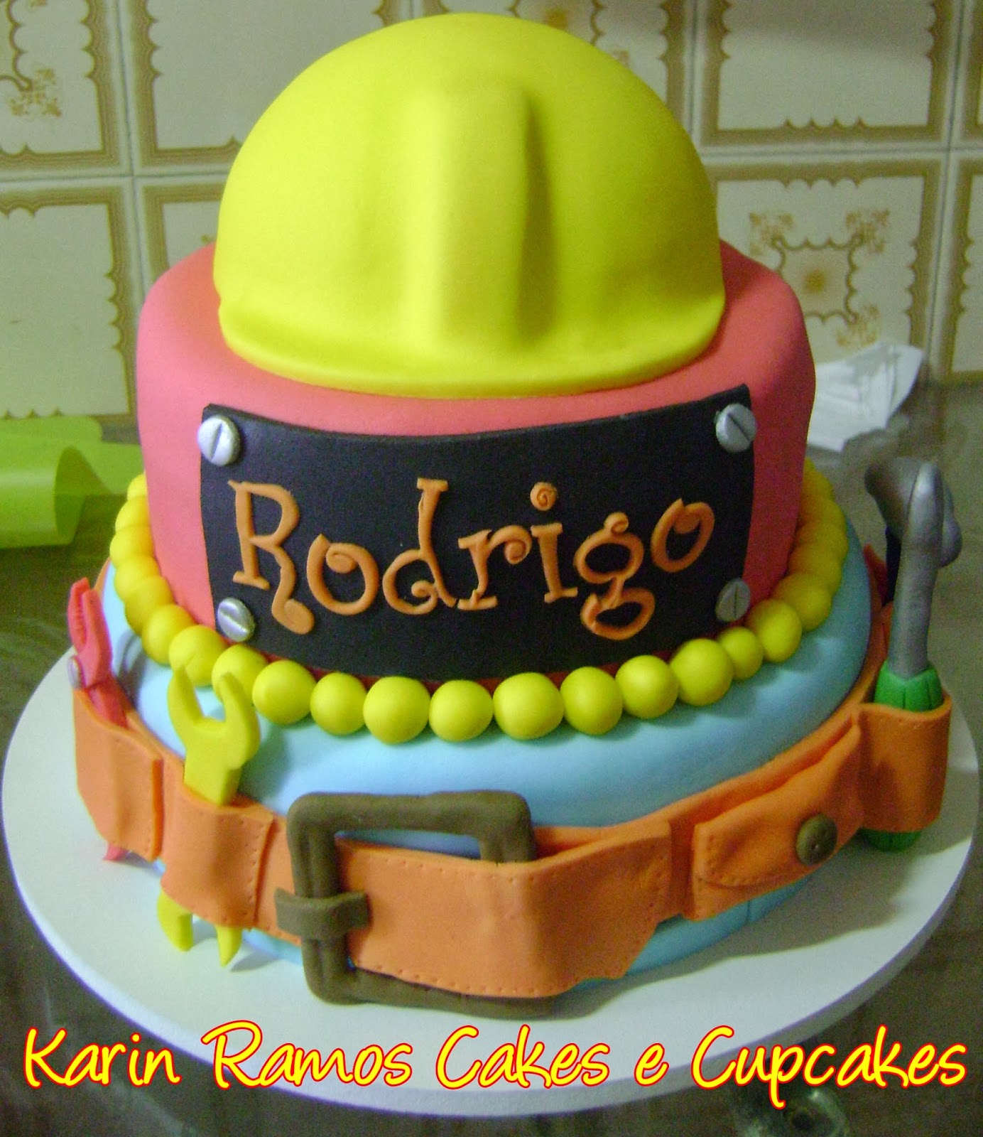 Karin Ramos Cakes e Cupcakes: Bolo Bob, o Construtor...