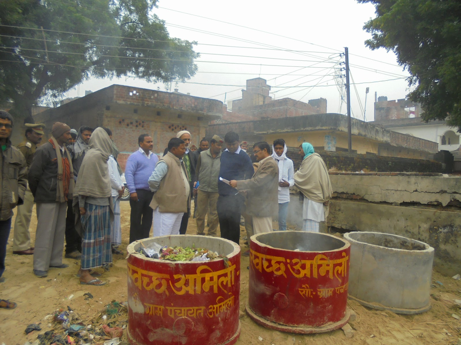 Nirmal Bharat Abhiyan Azamgarh: DM Azamgarh Sri Ranvir Prasad visiting ...