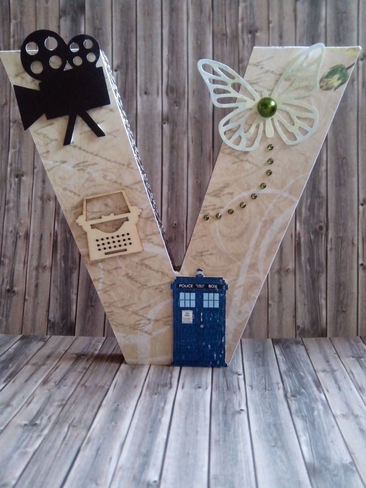 Guardiana de momentos: Letra V decorada