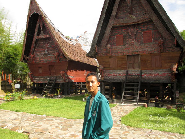 Rumah Adat Batak Toba, si Rumah Bolon di Balige | Backpacker Alam dan ...