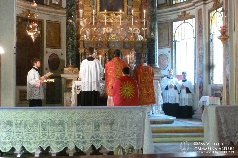 CATHOLICVS: Santa Misa tradicional en Roma (Italia)