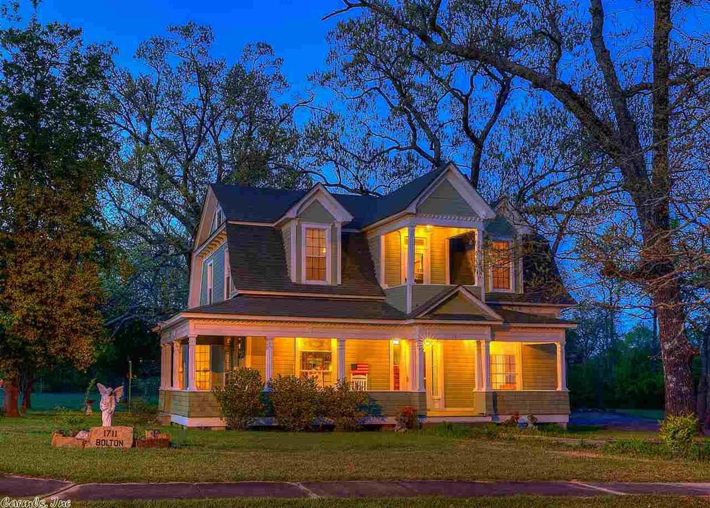 Sweet House Dreams: 1897 Dutch Colonial in Mena, Arkansas