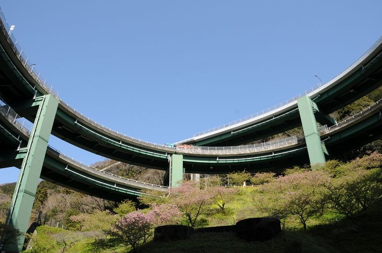 Jalan Raya Berpusing Yang Unik Di Jepun