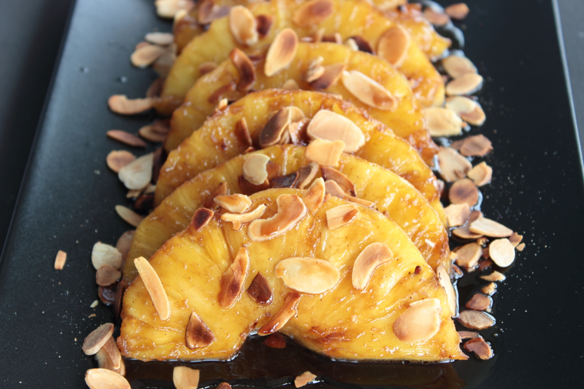 Piña caramelizada con almendras