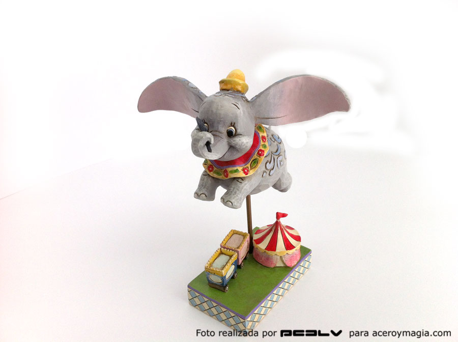 Acero y Magia: Nuevas Fotos de la Figura Dumbo Puedo Volar Disney