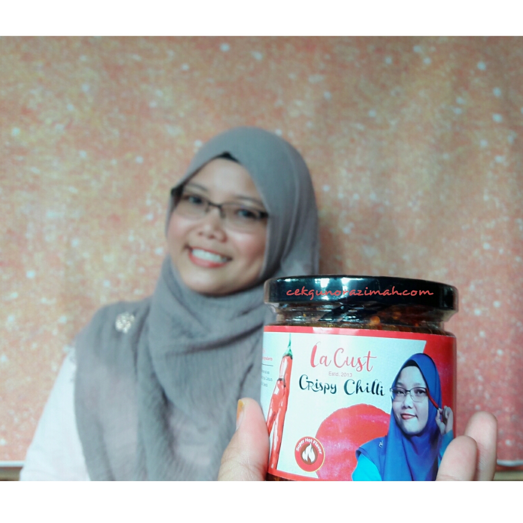 Gambar muka sendiri pada label botol La Cust Crispy Chili ~ Cikgu Norazimah