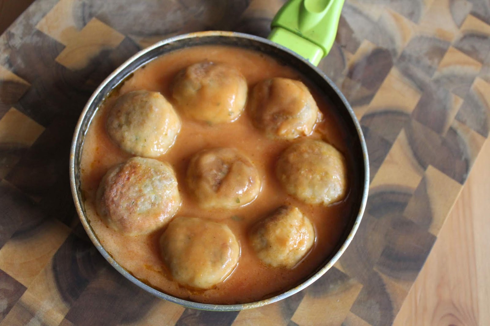 Pulpety drobiowe z mięsa z rosołu w sosie pomidorowym | Tradycyjna kuchnia