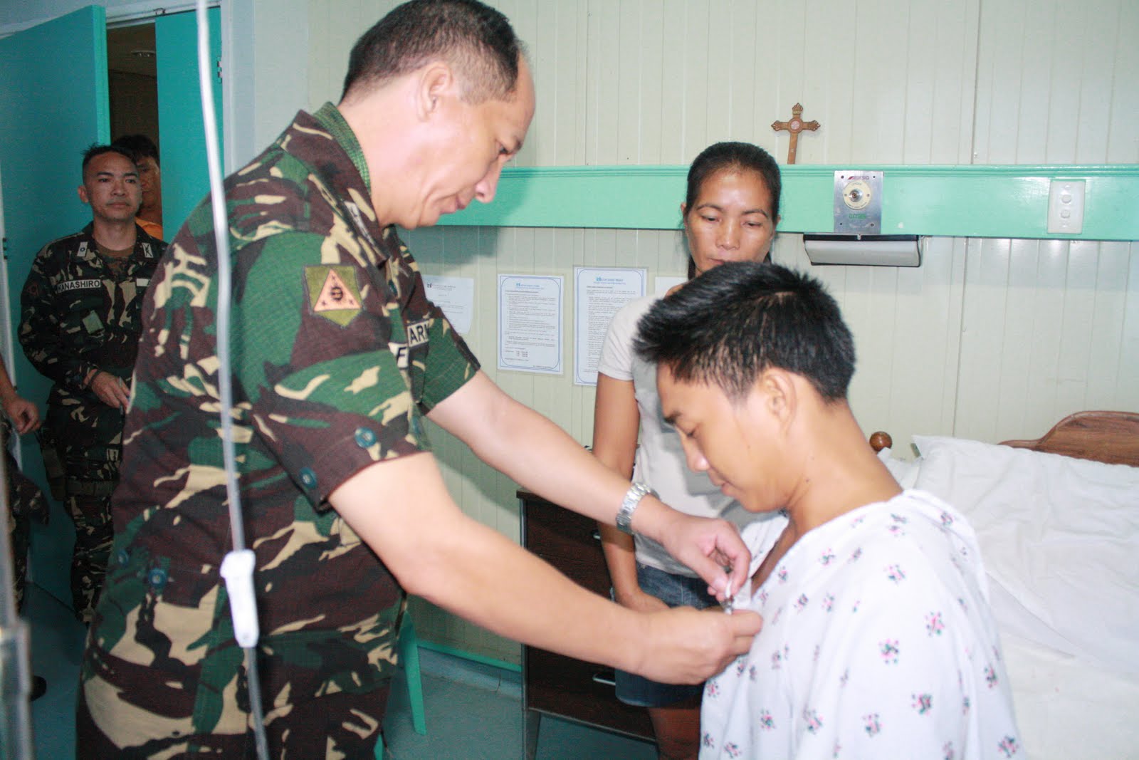 .: Major General Victor A Felix AFP pins wounded personnel medal to Pfc ...