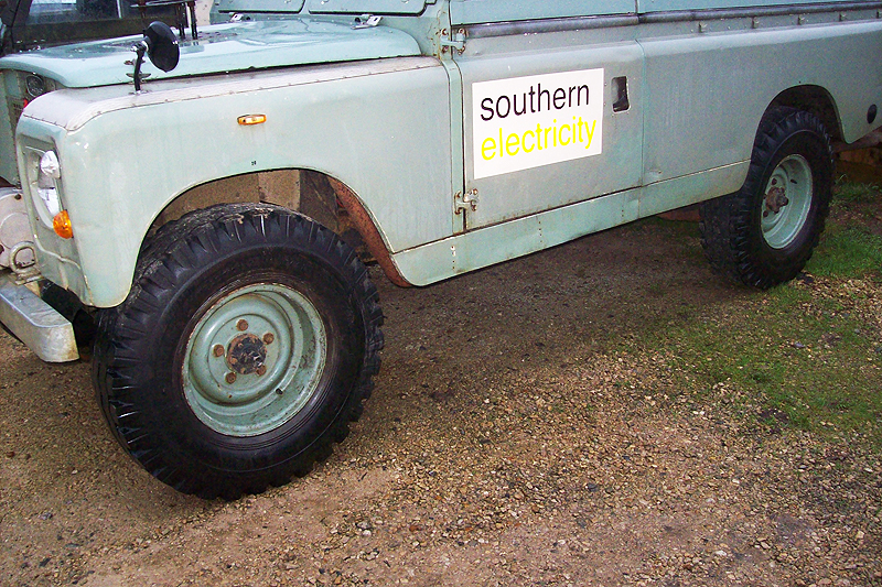 1-Ton Landrover: Tyres