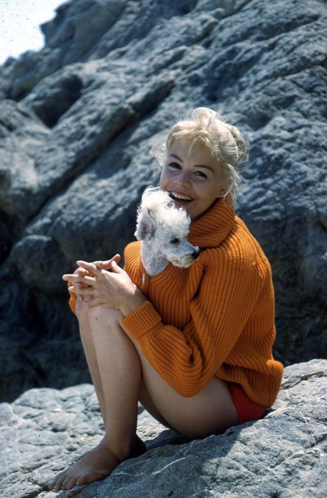 Stunning Color Photos of Sandra Dee From Between the 1950s and 1960s ...