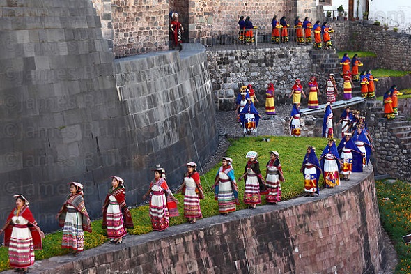 PAQOCHEROQ RIMAYNIN: MITOS Y LEYENDAS: La enigmática puerta de Aramu Muru