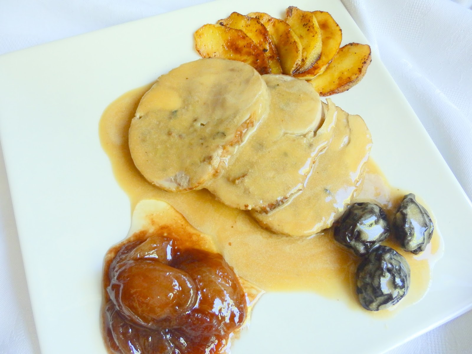 Pollastre farcit amb ceps, poma i carn de porc