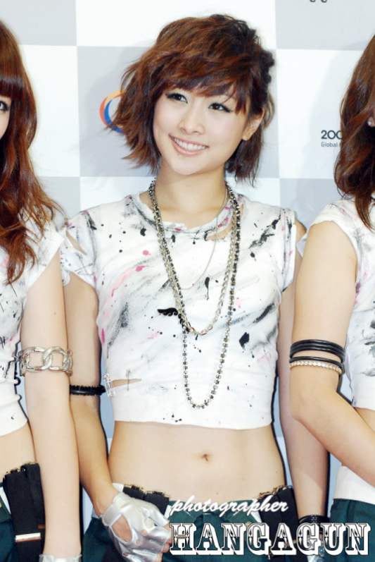 Nicole Poses with The Members of KARA Wallpaper | Take Wallpaper