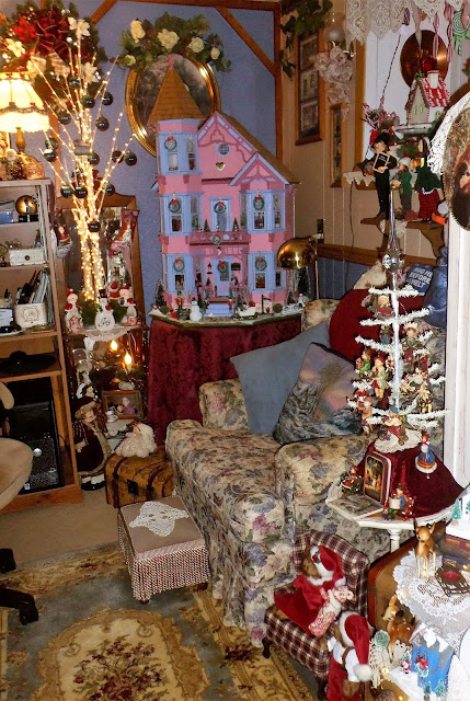 A DEBBIE-DABBLE CHRISTMAS: Christmas in the Den, Part 2, Christmas Home ...