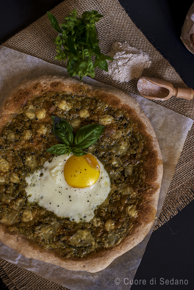 Pizza integrale con pesto e uovo all'occhio di bue - Cuore di Sedano
