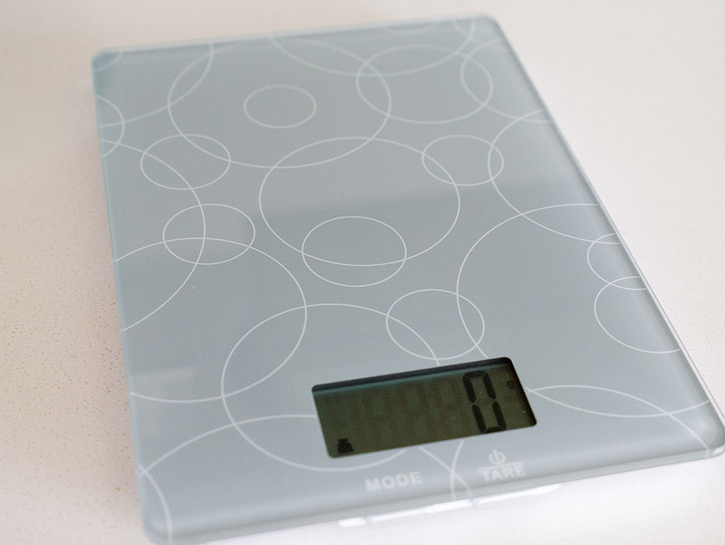 Purple bowl: Kitchen scale