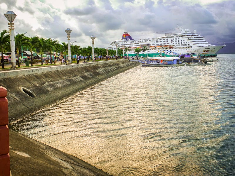 Puerto Princesa City Tour: City Baywalk - Traveling by default.