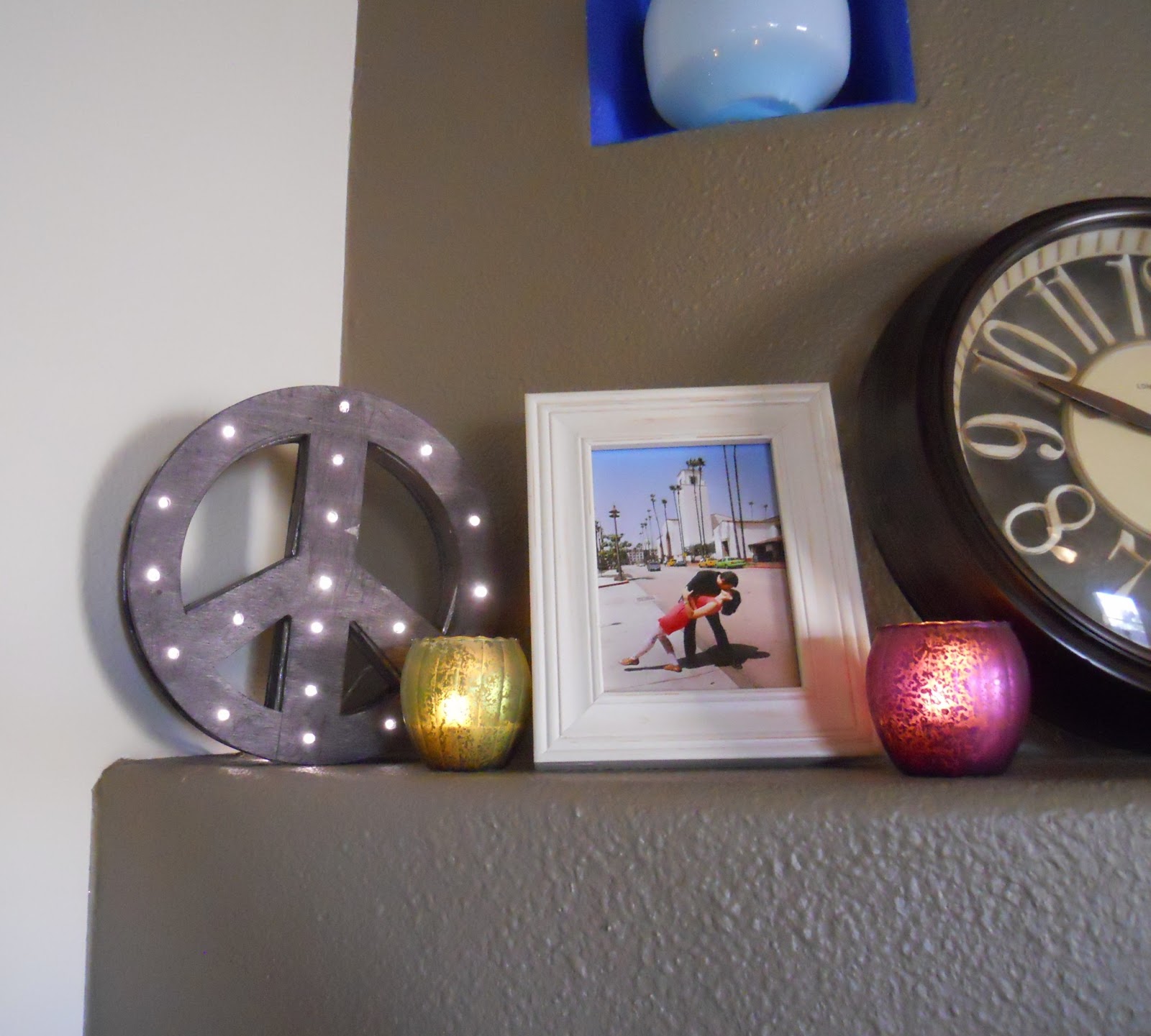 Corner Window Crafts: DIY Lighted Peace Sign