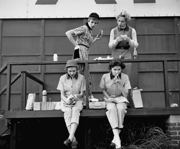 Time Warp Wives ™ -The Working Girl: How To Dress Fashionably While ...