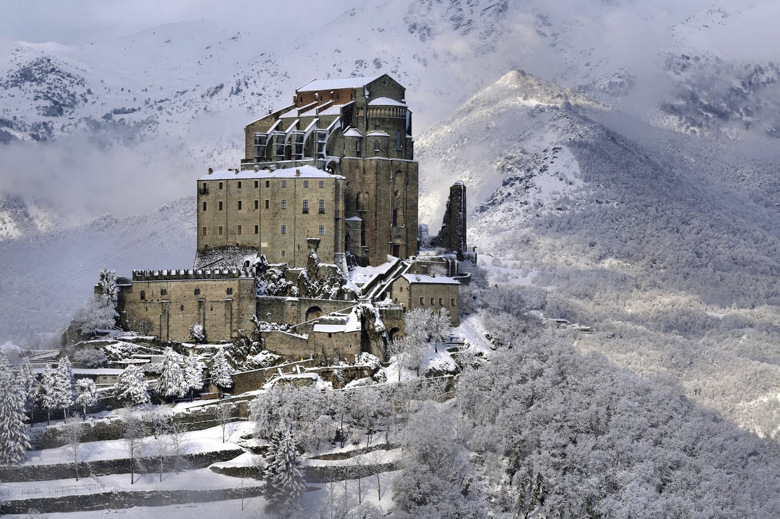 Cultura in circolo: COMMENTO DE "IL NOME DELLA ROSA" DI UMBERTO ECO