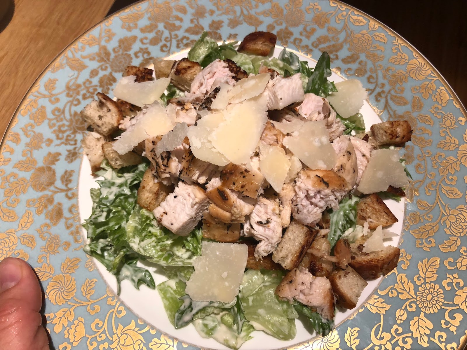 Lihtne Caesari salat kanaga