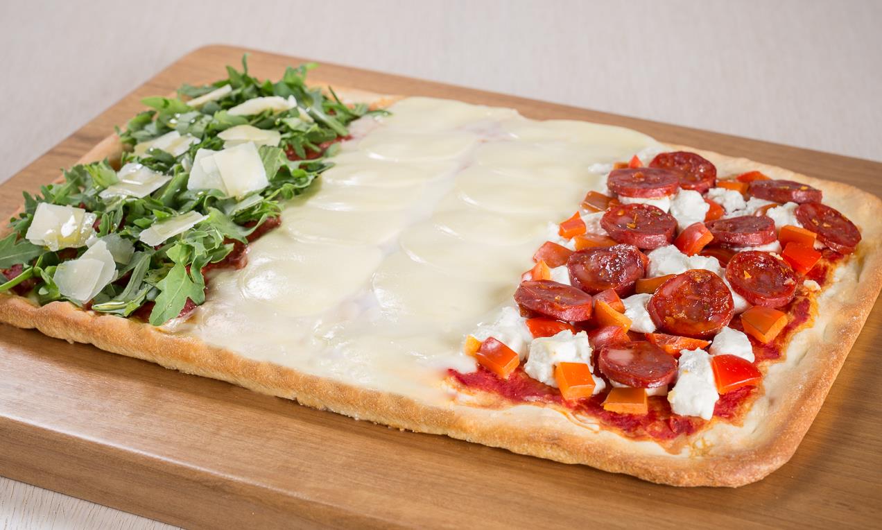 Blog di Cinzia Bois: Pizza tricolore con caprino, peperone, salame ...