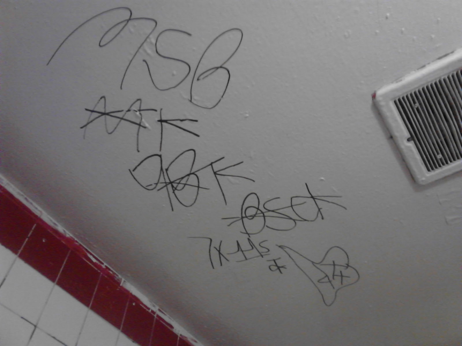 blood gangs graffiti: mad swan blood ( 77 street )