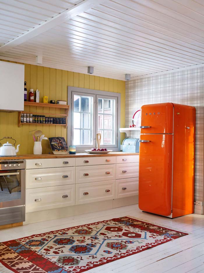 Keltainen talo rannalla: Mökkitunnelmaa