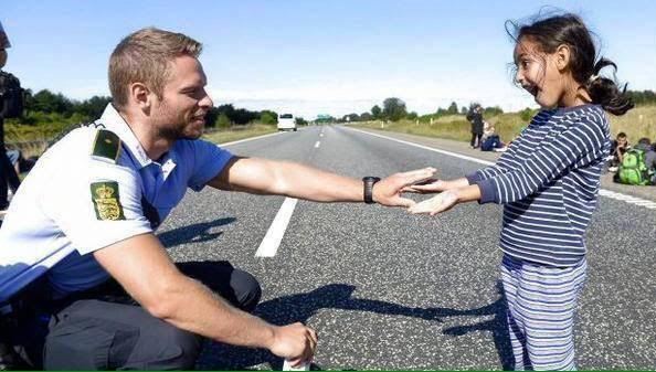 Migrants Crisis: Police Officer Pictured Playing With Young Syrian ...